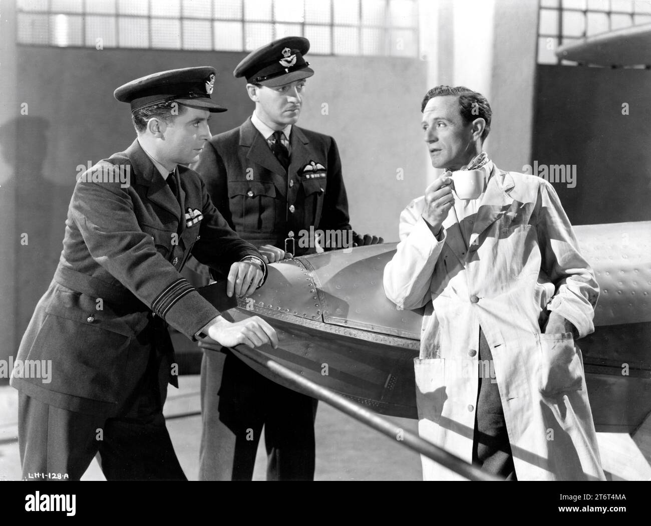 DERRICK DE MARNEY DAVID NIVEN und LESLIE HOWARD als R.J. Mitchell in ...