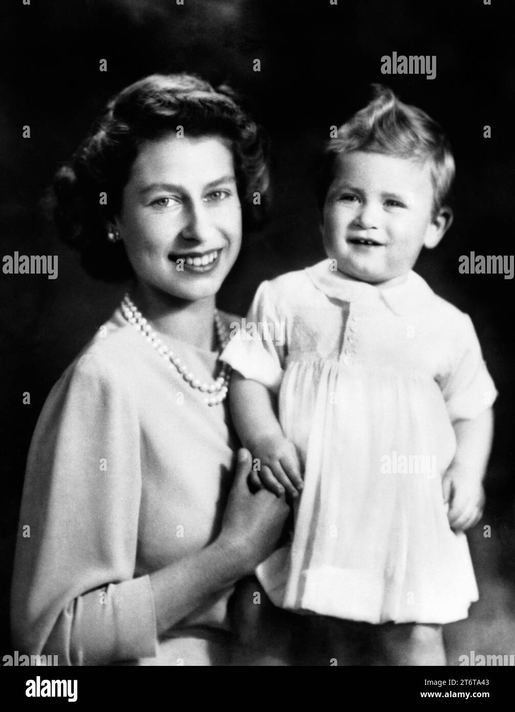 Aktenfoto vom 11/49 vom 1. Geburtstag von Prinz Charles, gesehen mit ...