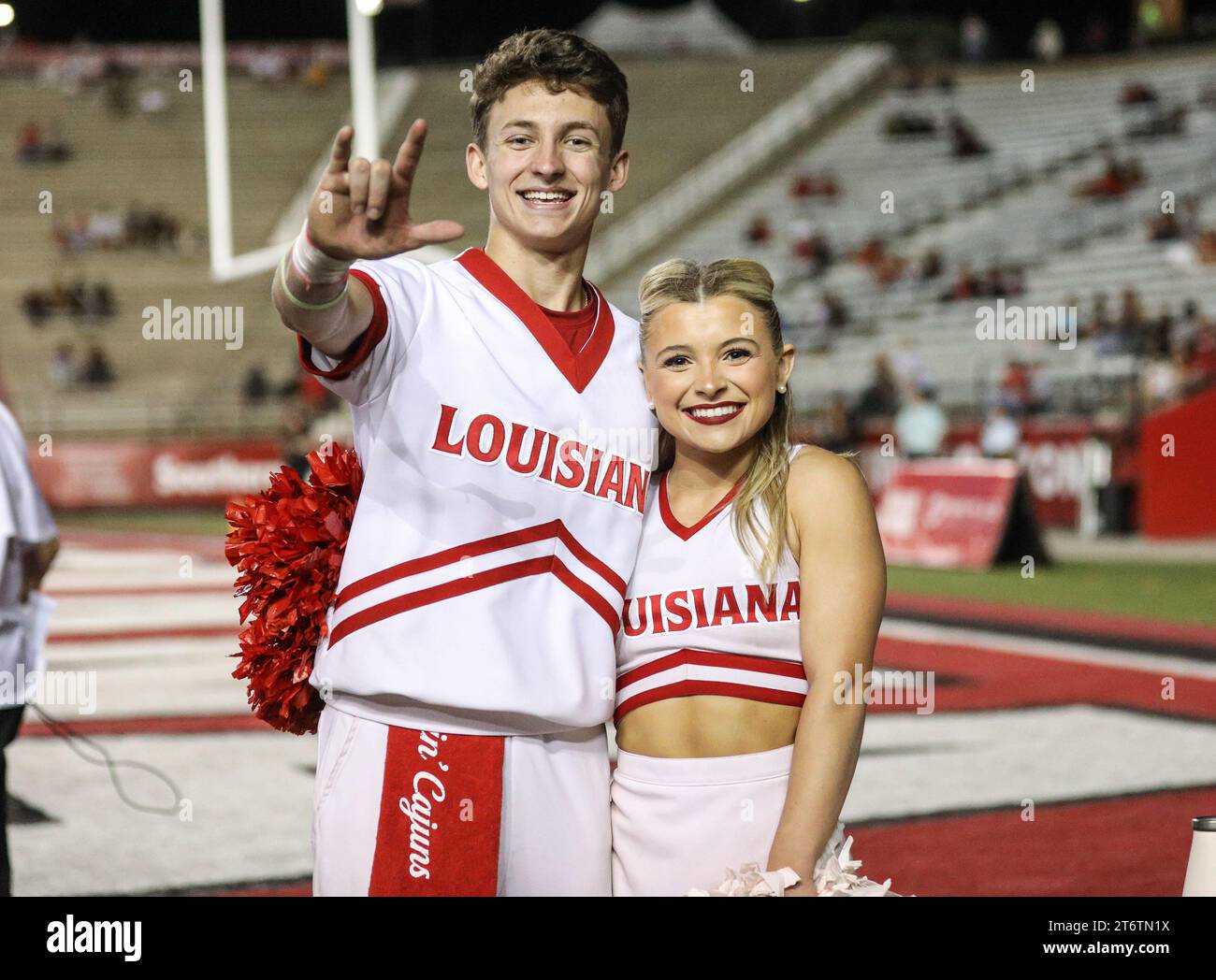 9. November 2023: Die Cheerleader aus Louisiana posieren für ein Foto ...