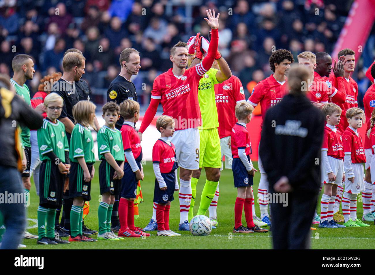 EINDHOVEN, NIEDERLANDE - 12. NOVEMBER: Luuk de Jong von PSV winkte vor ...