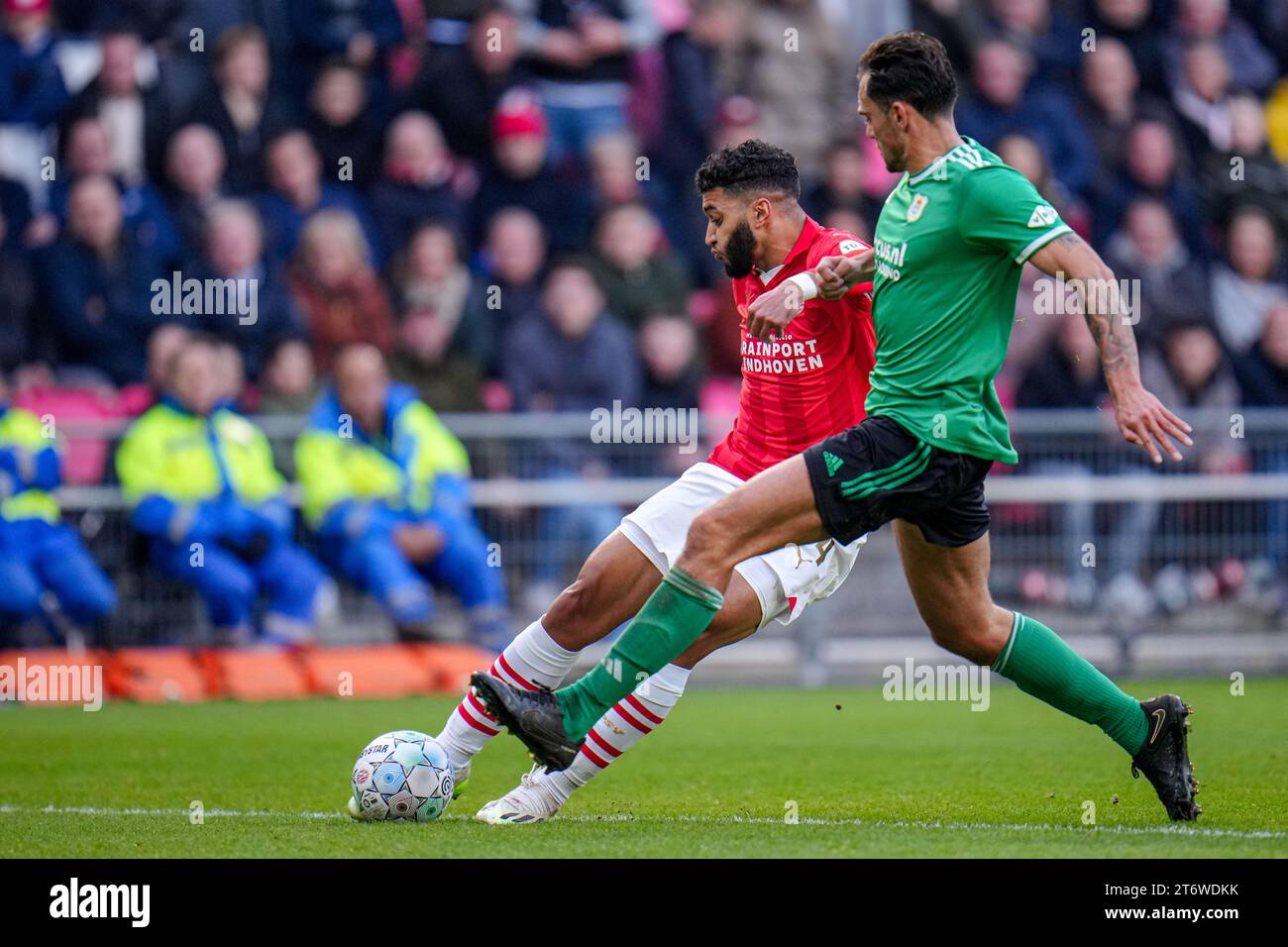 EINDHOVEN, NIEDERLANDE - 12. NOVEMBER: Ismael Saibari von PSV kämpft im ...