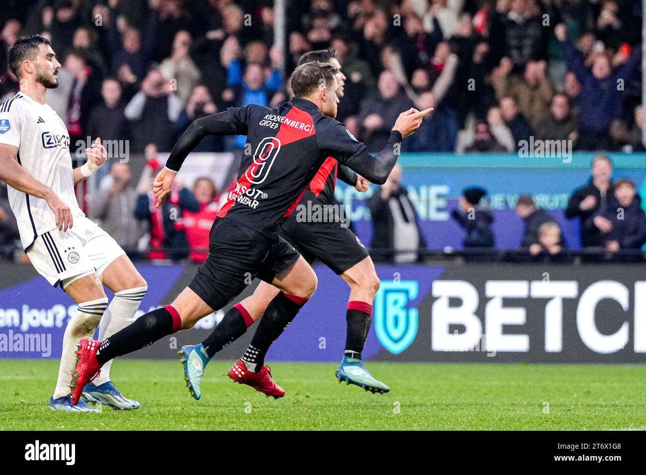 ALMERE, NIEDERLANDE - 12. NOVEMBER: Thomas Robinet vom Almere City FC ...