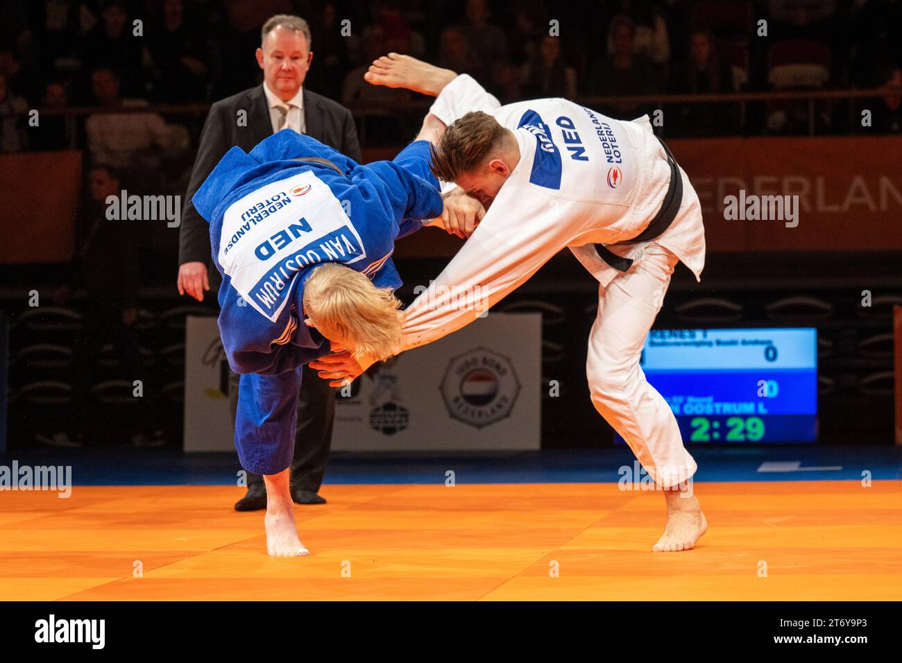 ALMERE, NIEDERLANDE - 12. NOVEMBER: Lars van Oostrum Judo 53° Noord und ...