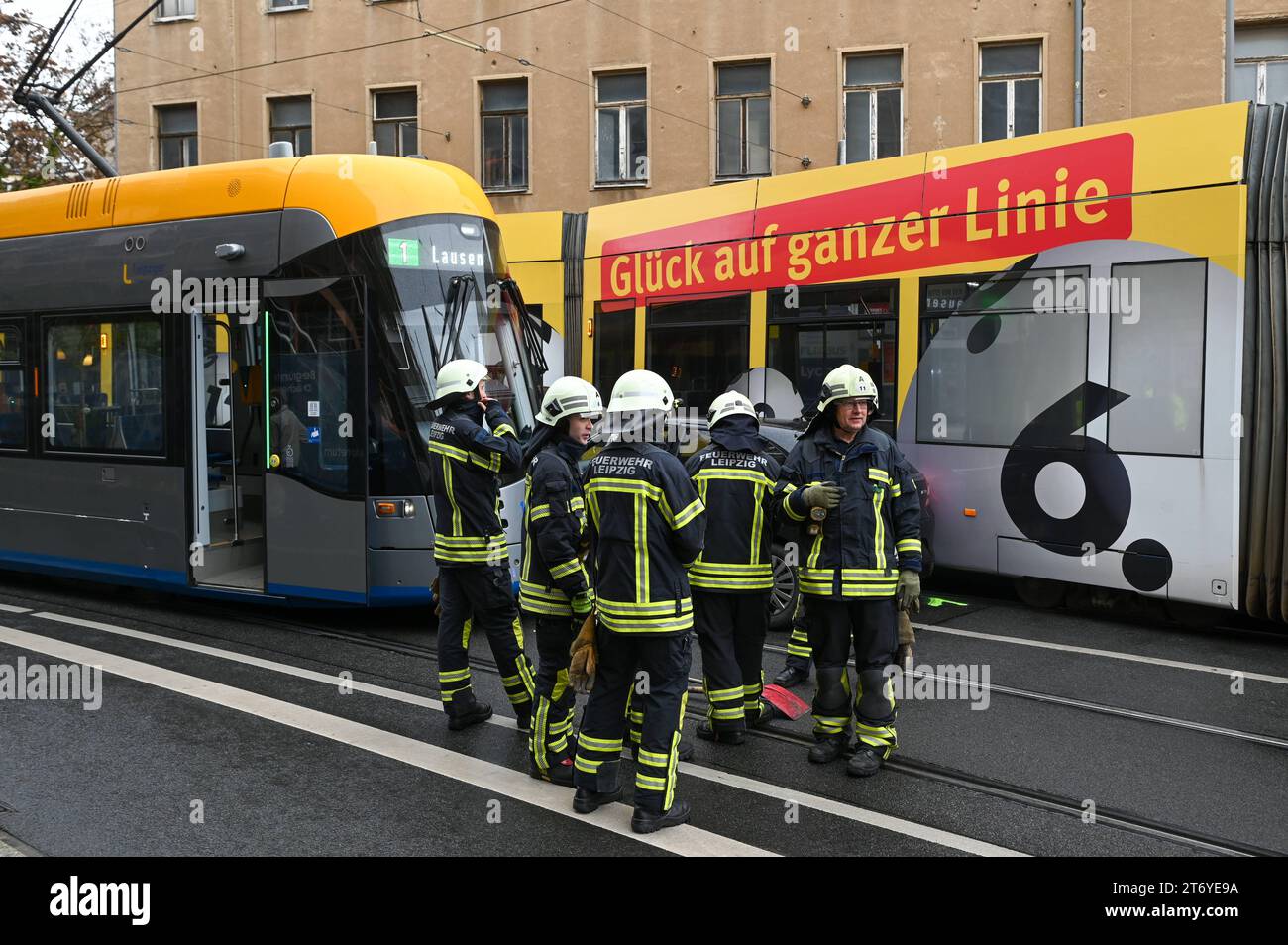 Leipzig - Auto kracht mit zwei Straßenbahnen zusammen: Tram springt aus Gleisen 20.11.2023 gegen ...