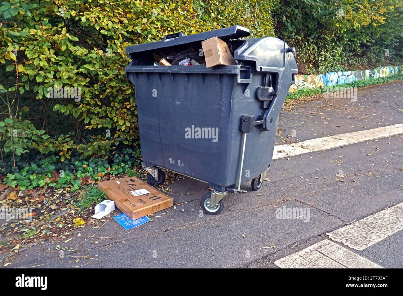 Gefahren durch Abfallcontainer ein Abfallcontainer steht mit gelösten ...