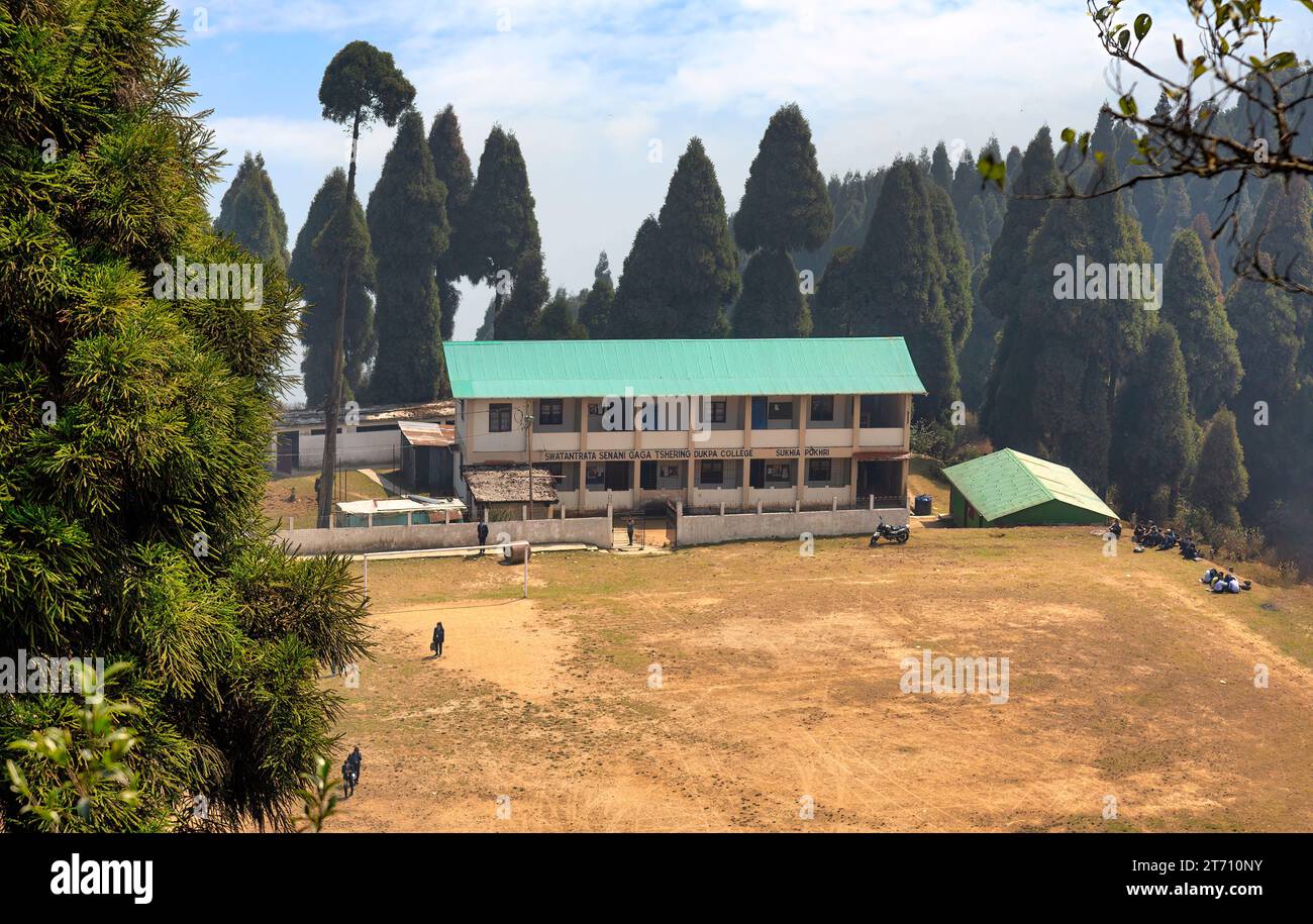 Aus der Vogelperspektive eines College mit Spielplatz, der an den ...