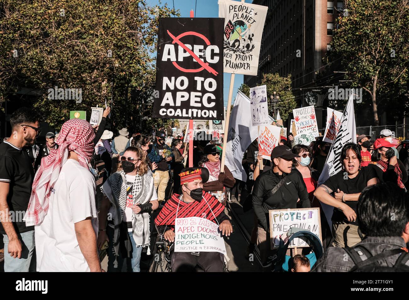 San Francisco, USA. November 2023. Die Leute halten Plakate und ...