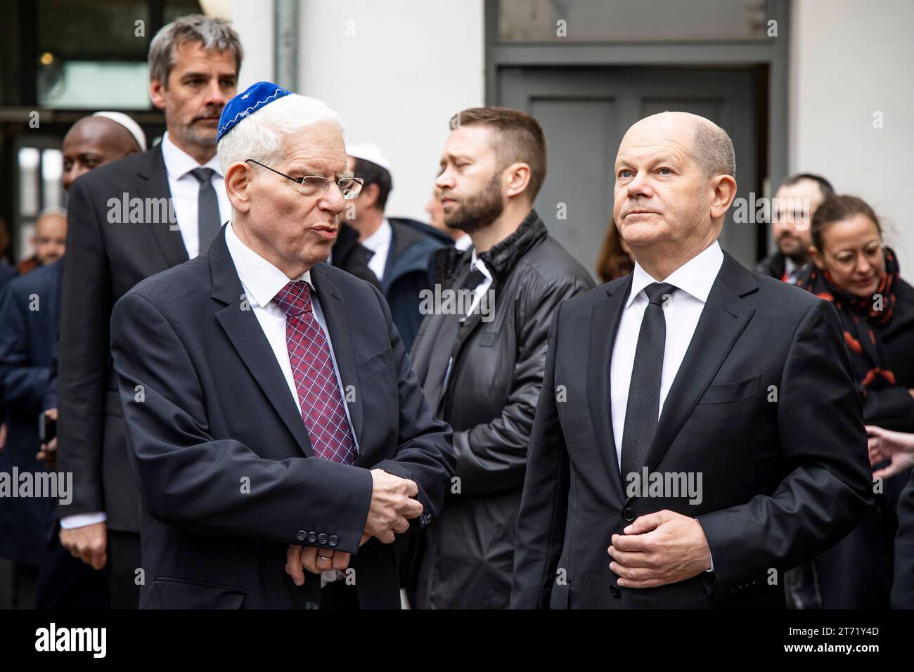 Bundeskanzler Olaf Scholz C-R und der Präsident des Zentralrats der ...