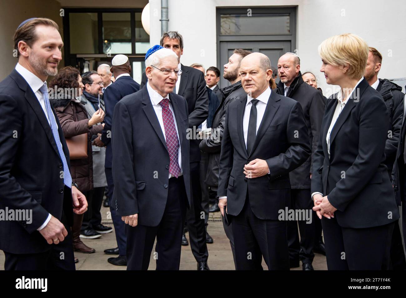 Bundeskanzler Olaf Scholz C-R und der Präsident des Zentralrats der ...