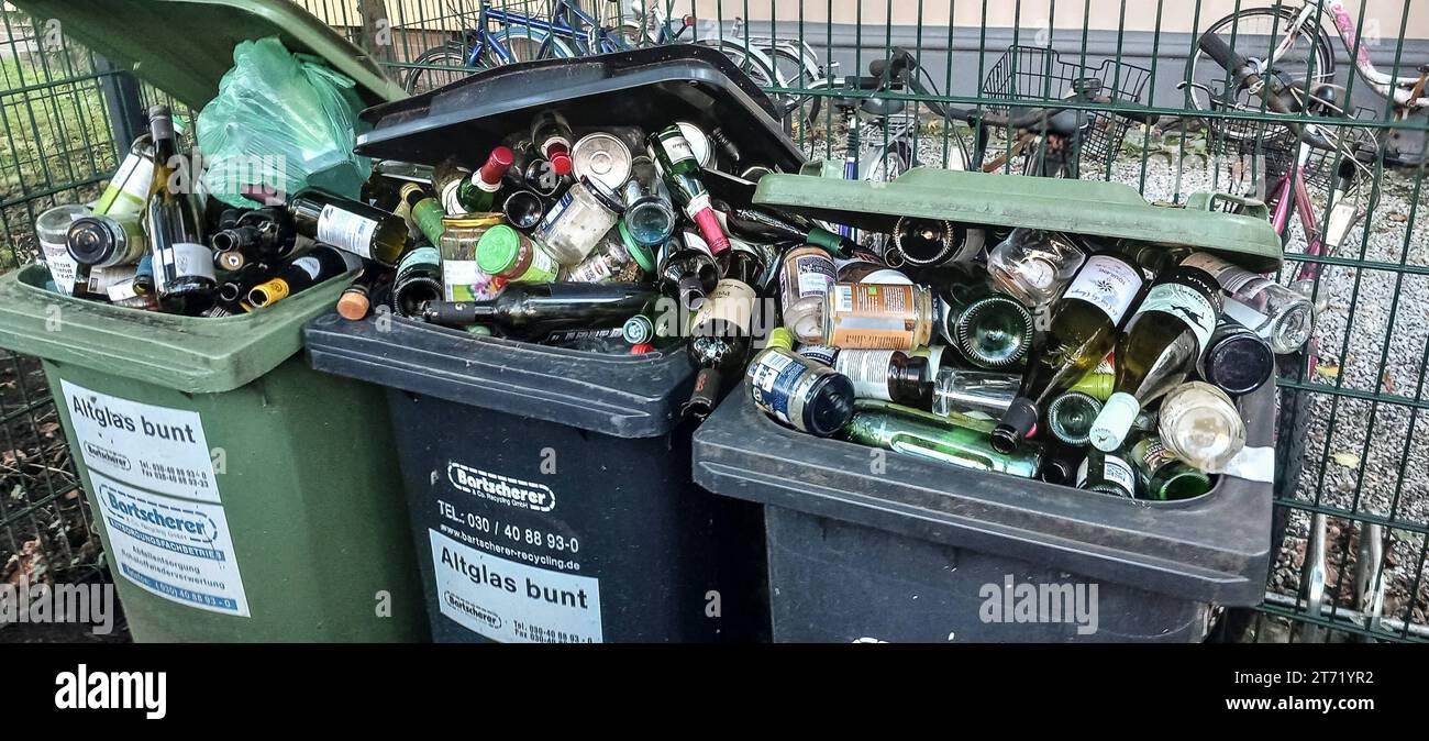 Müllcontainer voller Glasflaschen mit Alkohol Müllcontainer voller ...