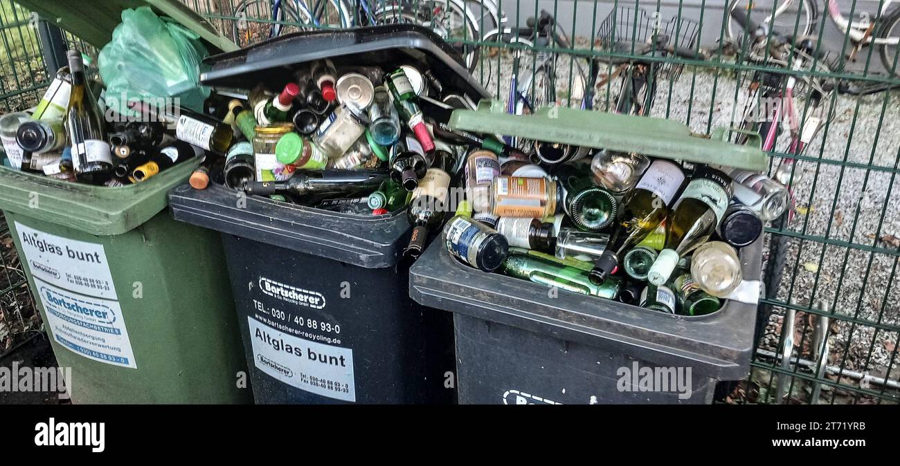 Müllcontainer voller Glasflaschen mit Alkohol Müllcontainer voller ...