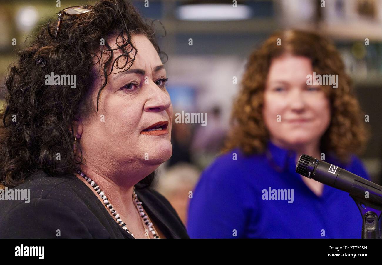 DEN HAAG - Diskussionsleiterin Diana Matroos im Gespräch mit Caroline ...