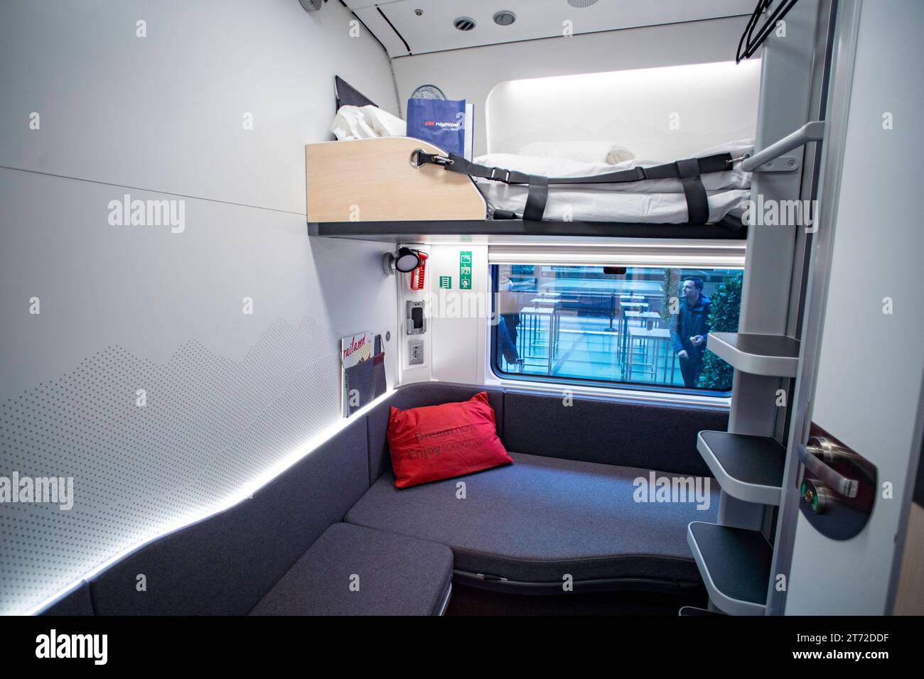 Wien, Österreich. 13. November 2023. Anzeigetafel zeigt neue Nightjet ...