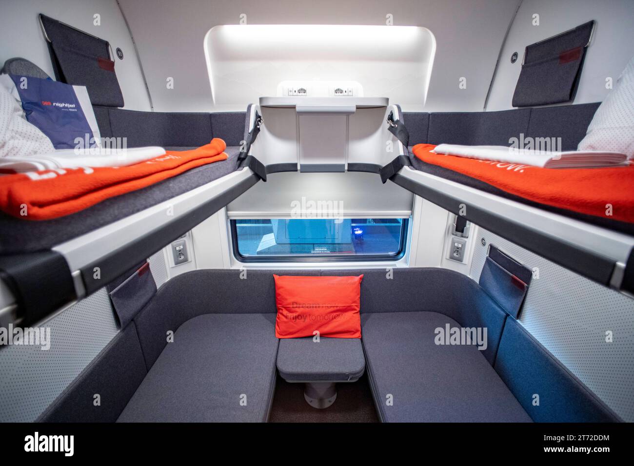 Wien, Österreich. 13. November 2023. Anzeigetafel zeigt neue Nightjet ...