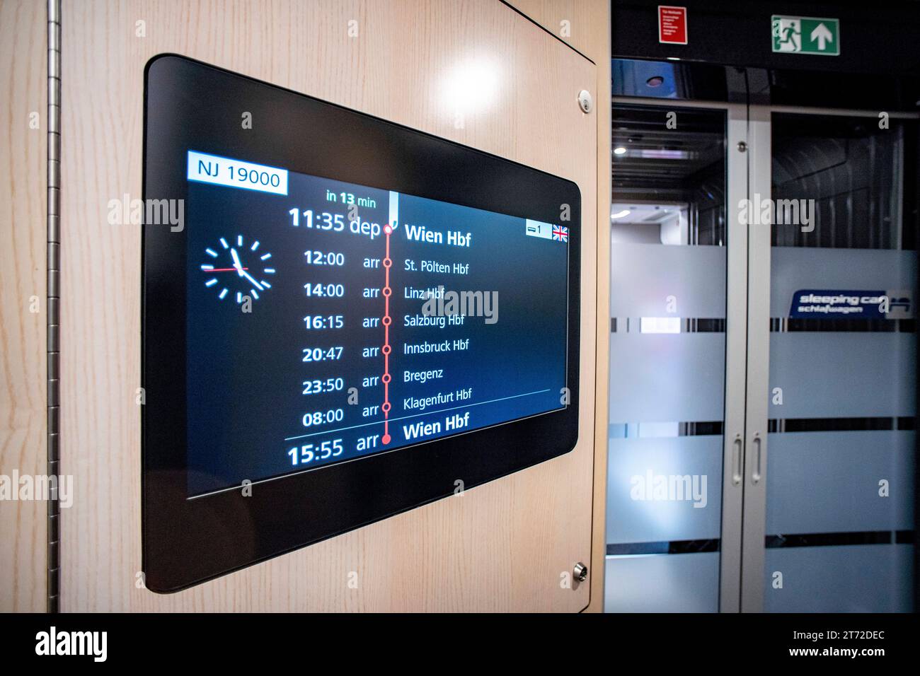 Wien, Österreich. 13. November 2023. Anzeigetafel in der neuen Nightjet ...