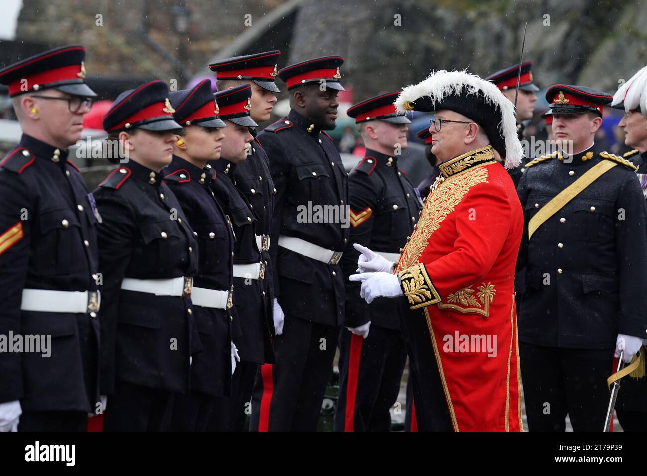 Der Lord Lyon King of Artillery unterhält sich mit 16 Regiment Royal ...