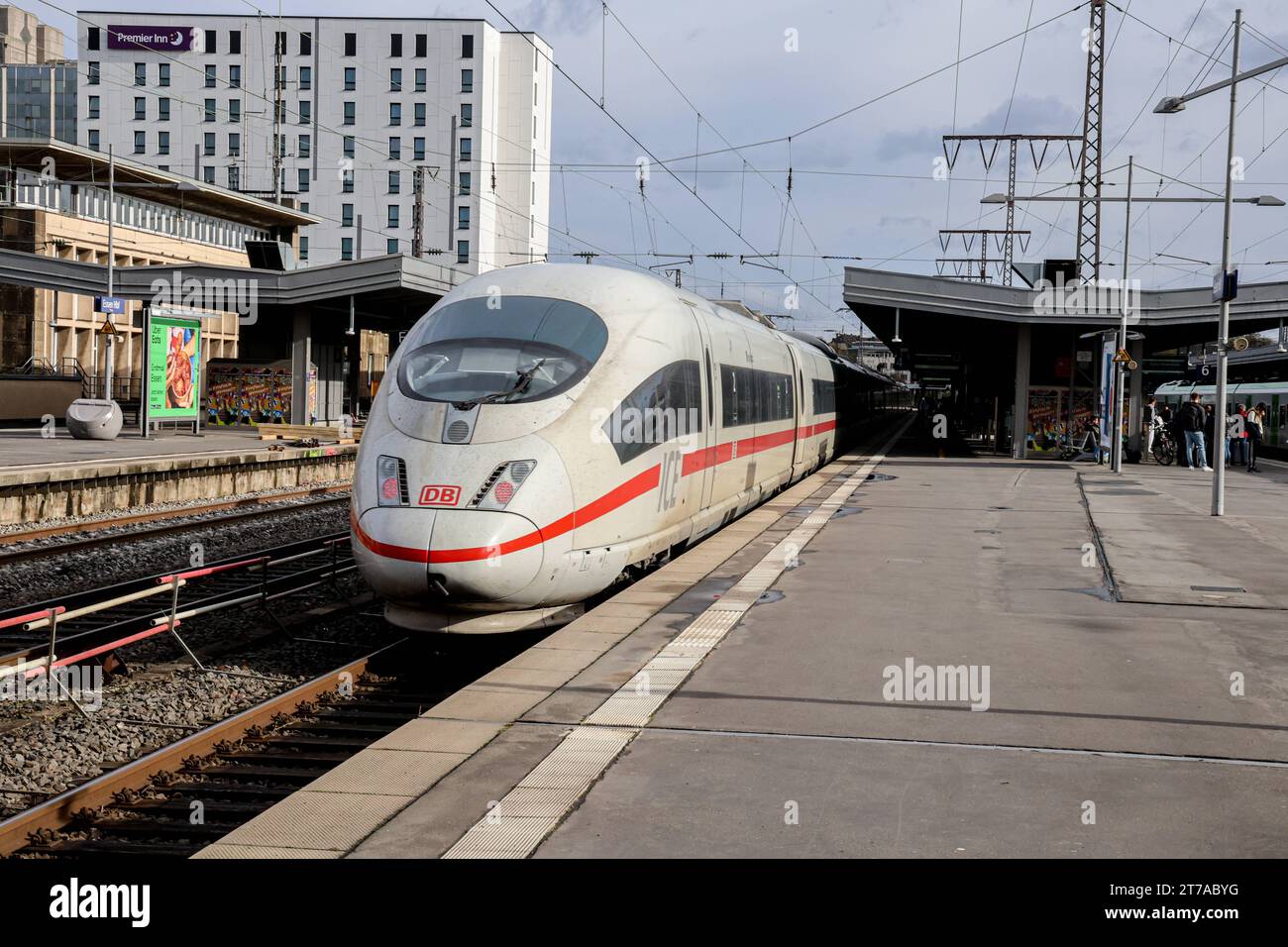Essen Hauptbahnhof - Intercity Express Zug der Deutschen Bahn ICE, ICE4, Baureihe 403 bei der ...