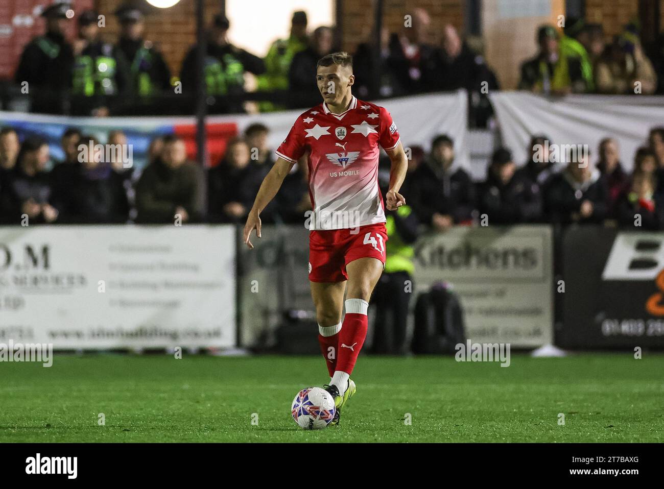 Jack Shepherd #41 von Barnsley mit dem Ball beim Emirates FA Cup Spiel ...