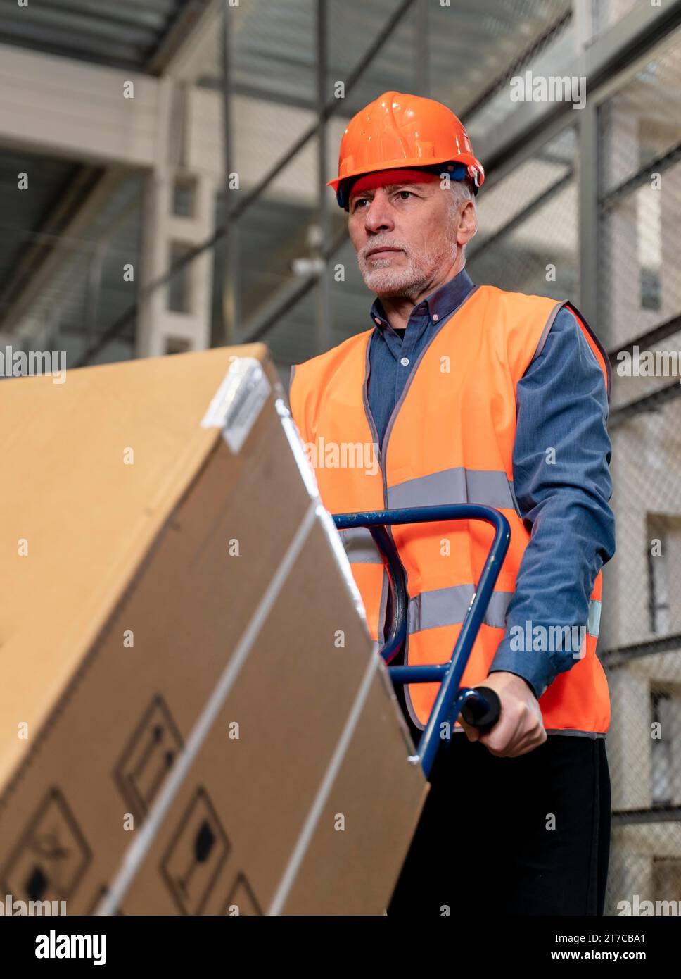 Helm bringen -Fotos und -Bildmaterial in hoher Auflösung – Alamy