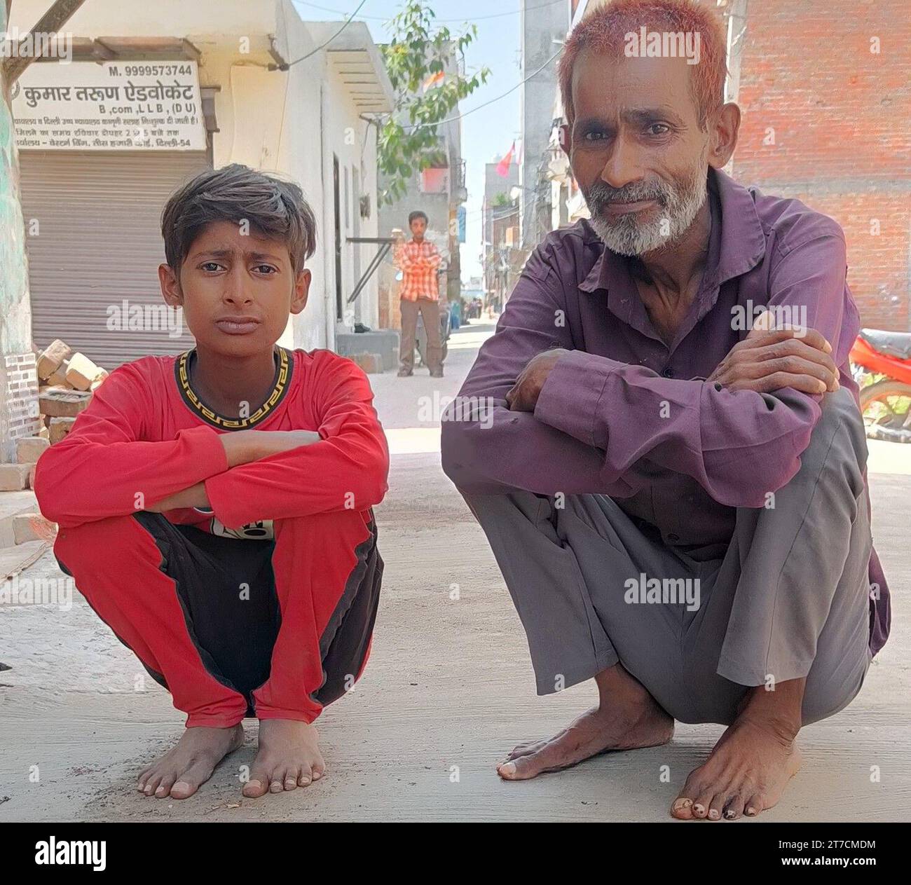 Neu Delhi, Indien. Oktober 2023. Sher Singh und sein 14-jähriger Sohn ...