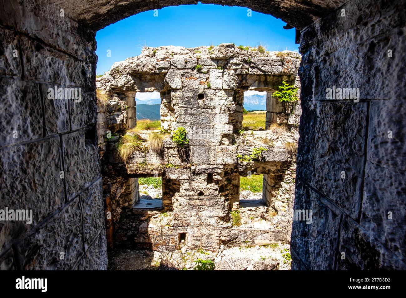 Blick auf die Ruinen der Festung Dosso Delle Somme aus dem Zweiten ...