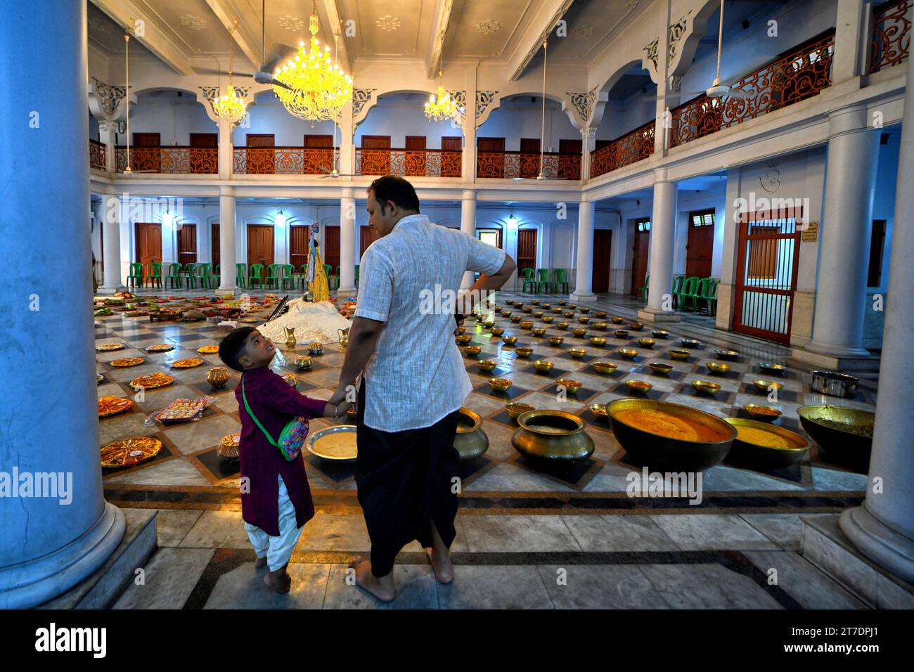 Kalkutta, Indien. November 2023. Ein kleines Kind mit seinem Onkel bereitet sich auf das ...