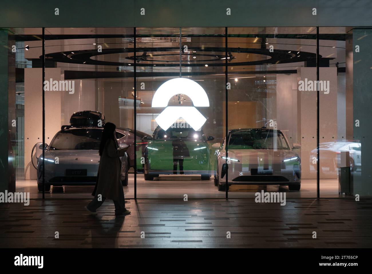 SHANGHAI, CHINA - 15. NOVEMBER 2023 - der NIO Flagship Store im ersten ...