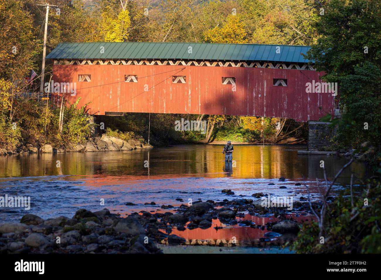 Die Arlington Green Covered Bridge führt die Covered Bridge Road über ...