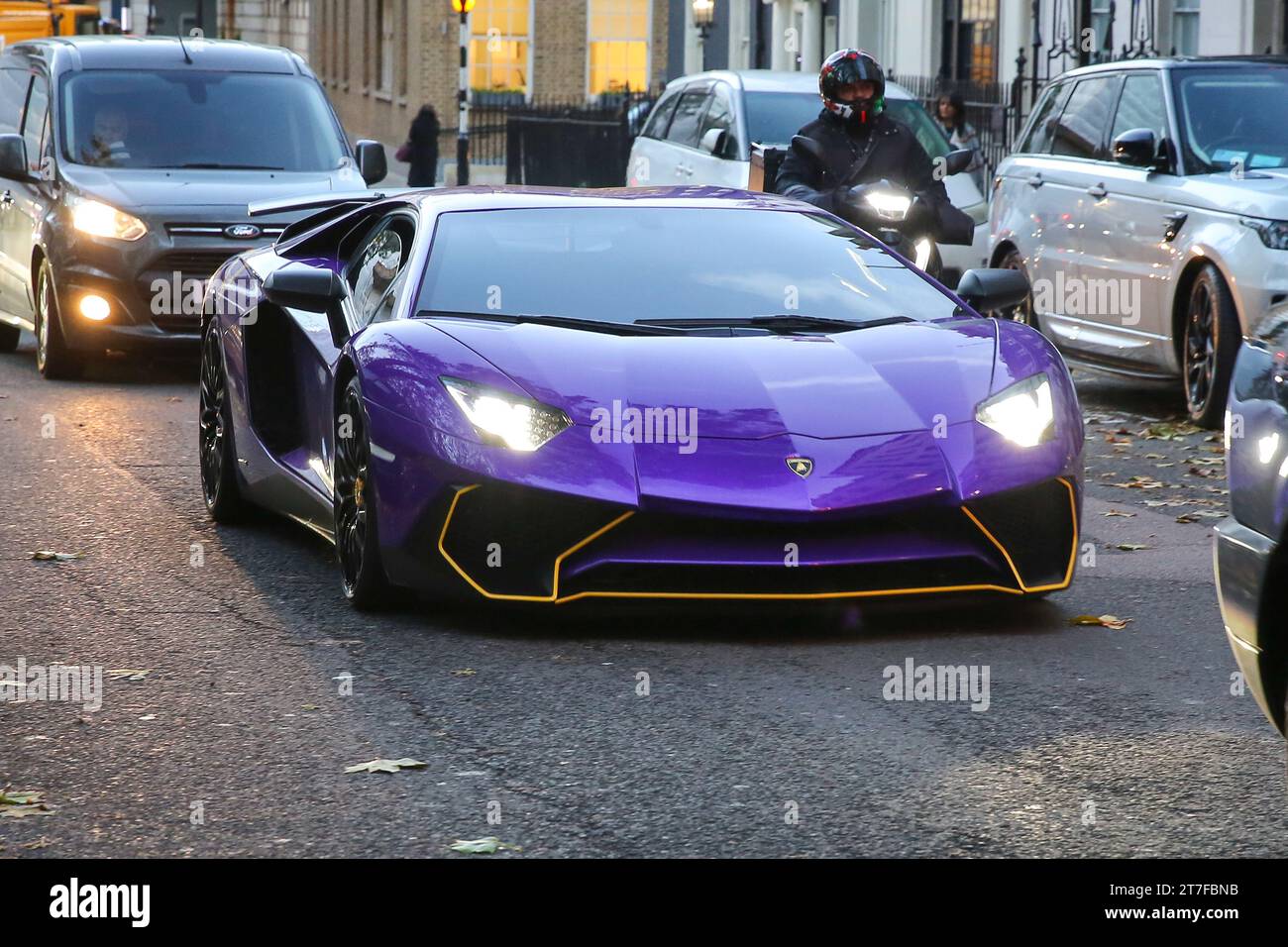 Lila lamborghini -Fotos und -Bildmaterial in hoher Auflösung – Alamy