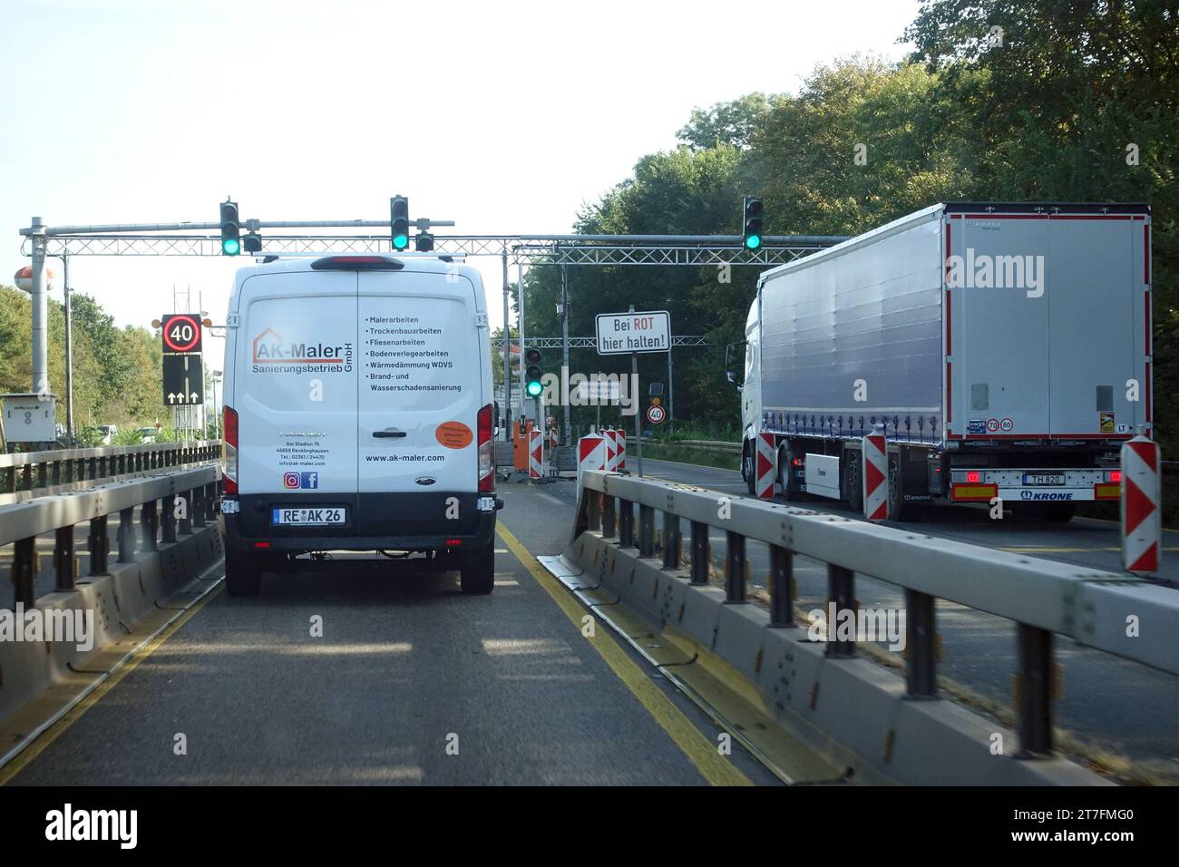 02.10.2023, Köln, Nordrhein-Westfalen, GER - Ampelanlage auf der A1 vor der Rheinbrücke ...