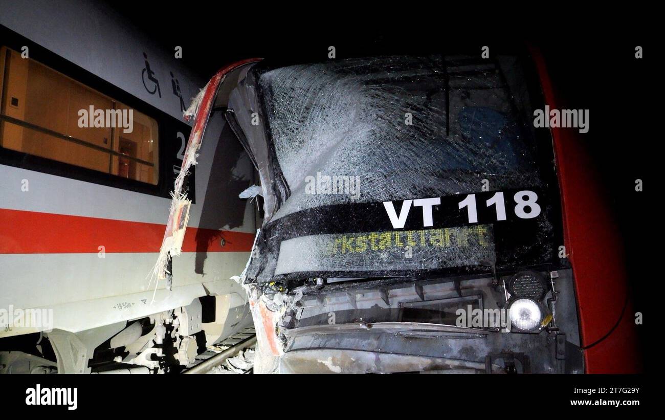 15. November 2023, Niedersachsen, Lauenbrück: Ein Regionalzug und ein ICE-Zug werden auf der ...