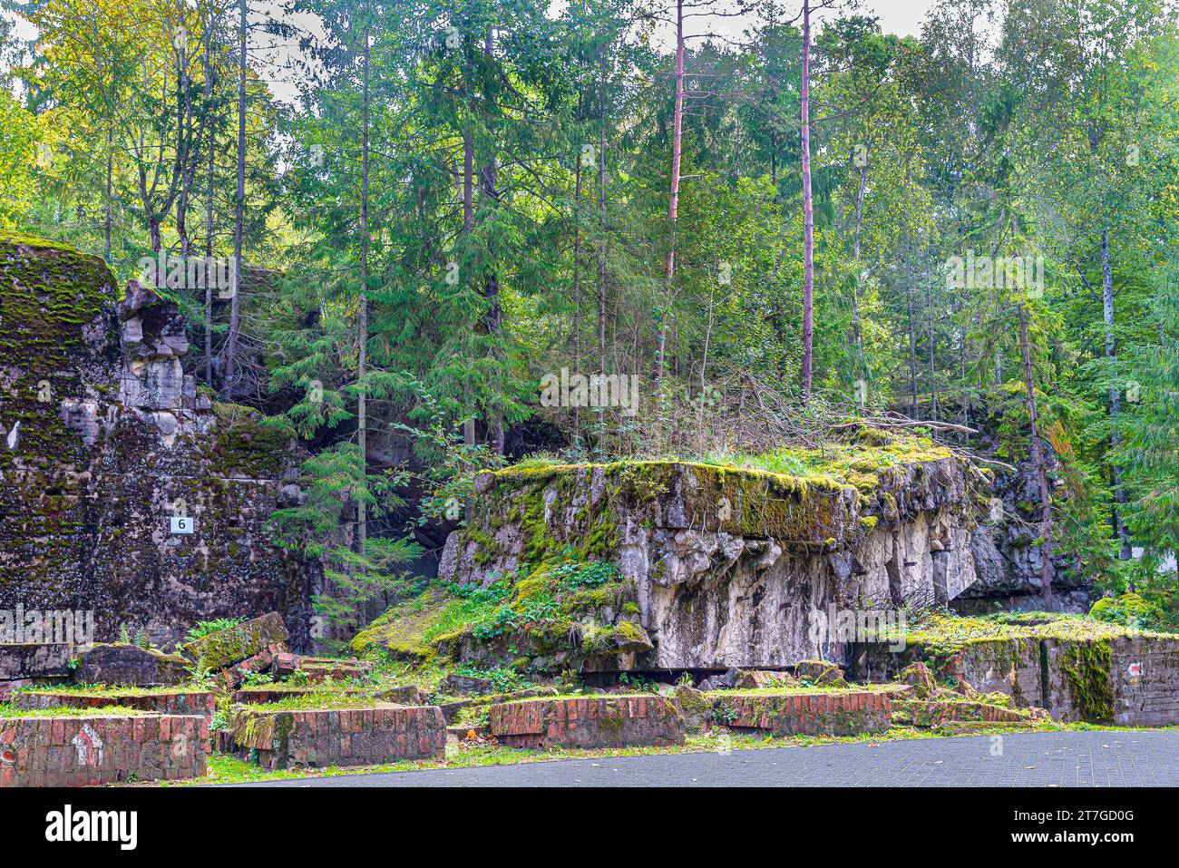 Wolf's Lair ist eine Stadt mit Bunkern, umgeben von Wäldern, Seen und ...