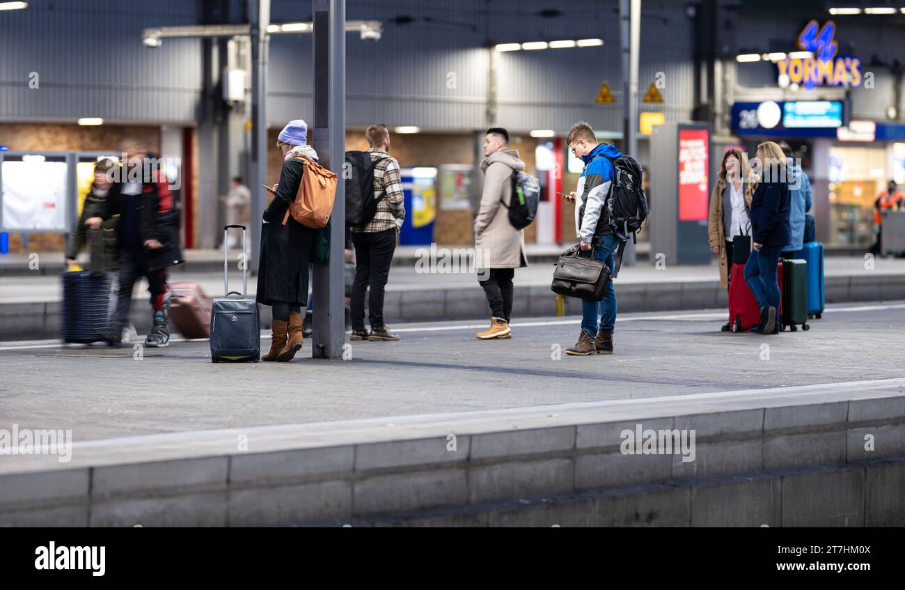 München, Deutschland. November 2023. Passagiere warten am Münchner Hauptbahnhof auf einen ...