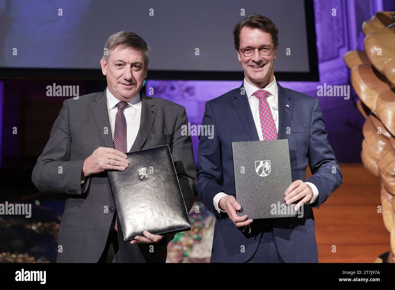 Wuppertal, Deutschland. November 2023. Nordrhein-westfälischer Ministerpräsident Hendrik Wüst (r ...