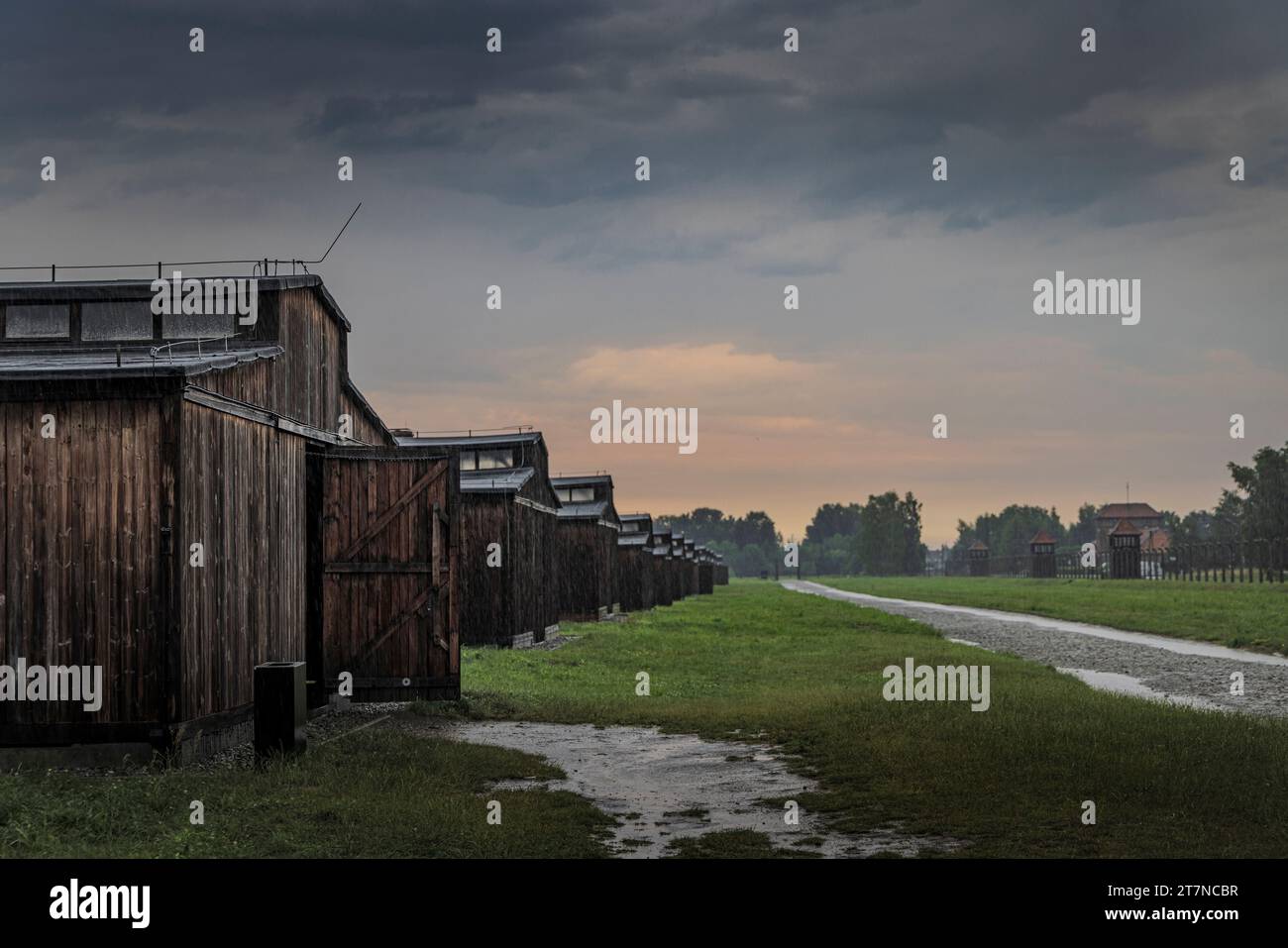 Brzezinka, Polen - 17. Juli 2023: Alte Kaserne in der Gedenkstätte ...