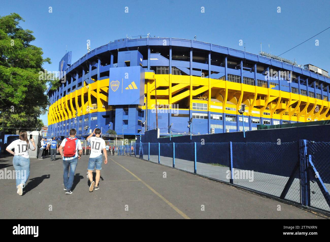 Buenos Aires, Argentinien; 16. november 2023. Argentinische Fans kommen ... Buenos Aires, Argentinien; 16. november 2023. Argentinische Fans kommen ...
