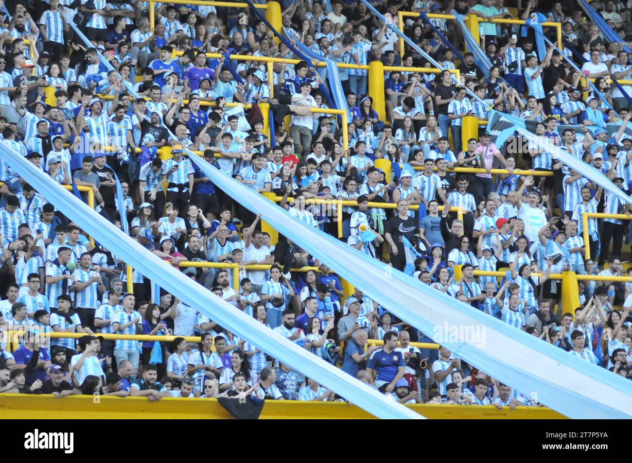 Buenos Aires, Argentinien; 16. november 2023. Argentinische Fans kommen ... Buenos Aires, Argentinien; 16. november 2023. Argentinische Fans kommen ...