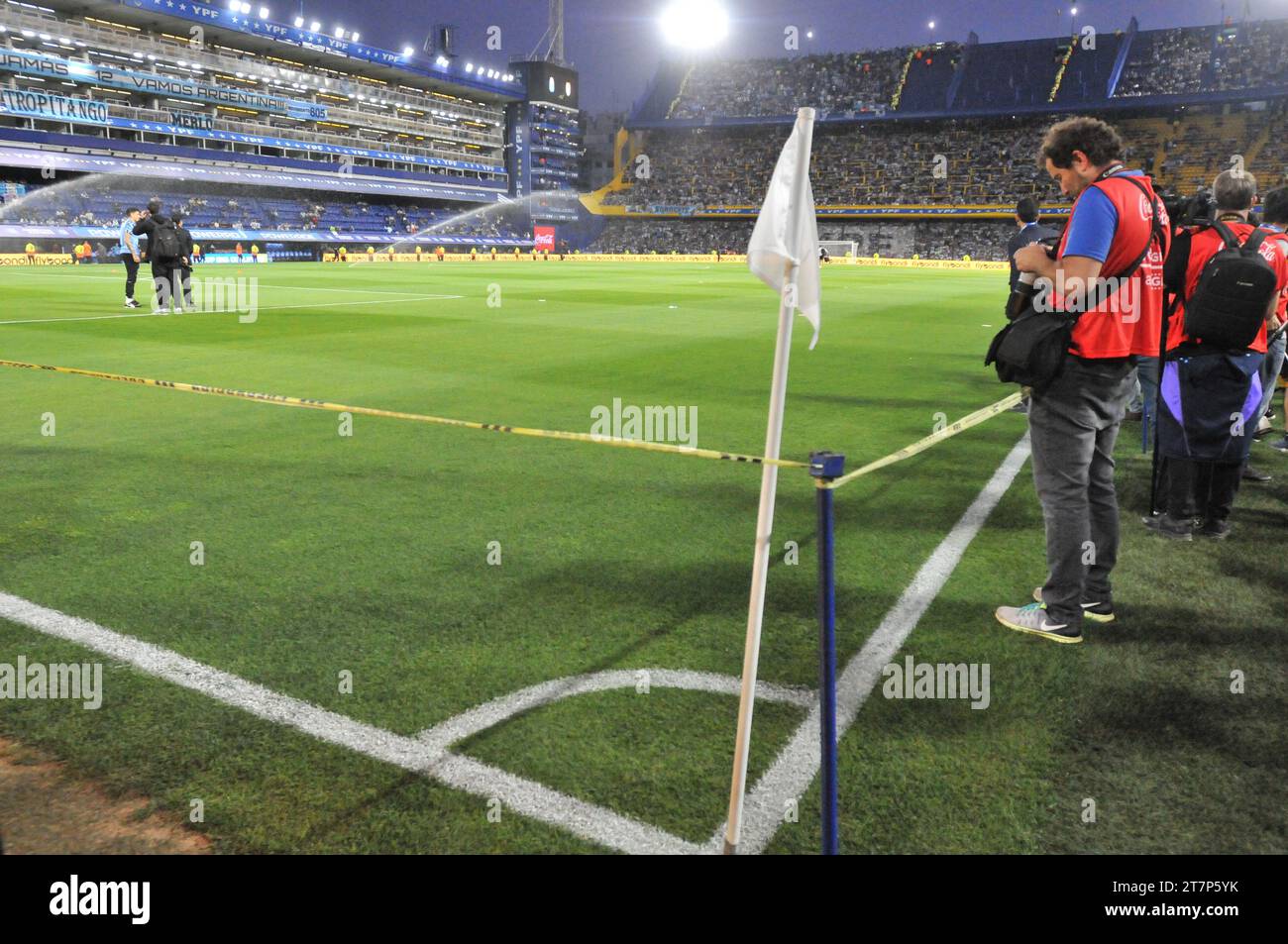 Buenos Aires, Argentinien; 16. november 2023. Argentinische Fans kommen ... Buenos Aires, Argentinien; 16. november 2023. Argentinische Fans kommen ...