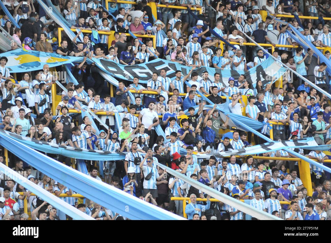 Buenos Aires, Argentinien; 16. november 2023. Argentinische Fans kommen ... Buenos Aires, Argentinien; 16. november 2023. Argentinische Fans kommen ...