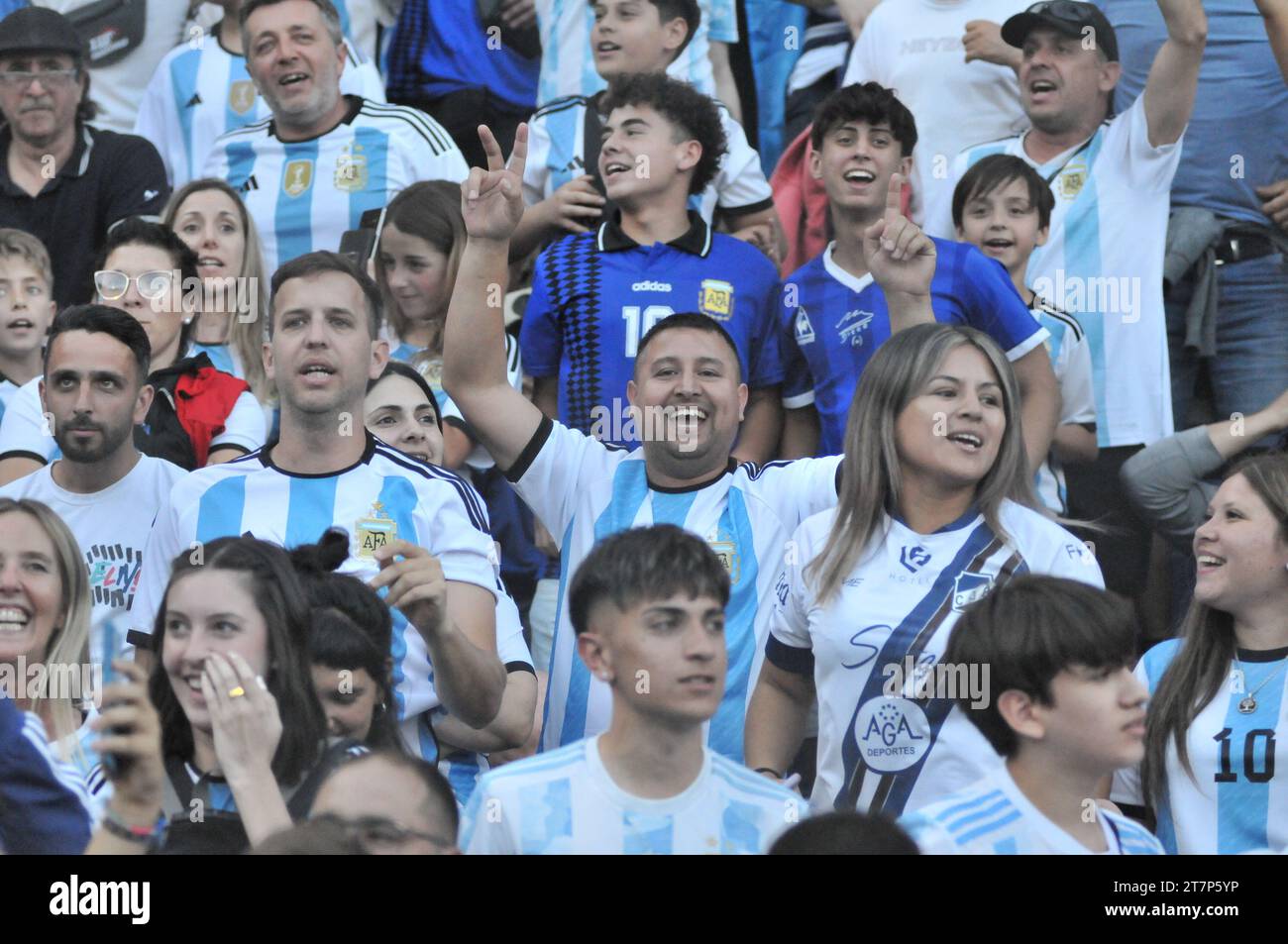 Buenos Aires, Argentinien; 16. november 2023. Argentinische Fans kommen ... Buenos Aires, Argentinien; 16. november 2023. Argentinische Fans kommen ...