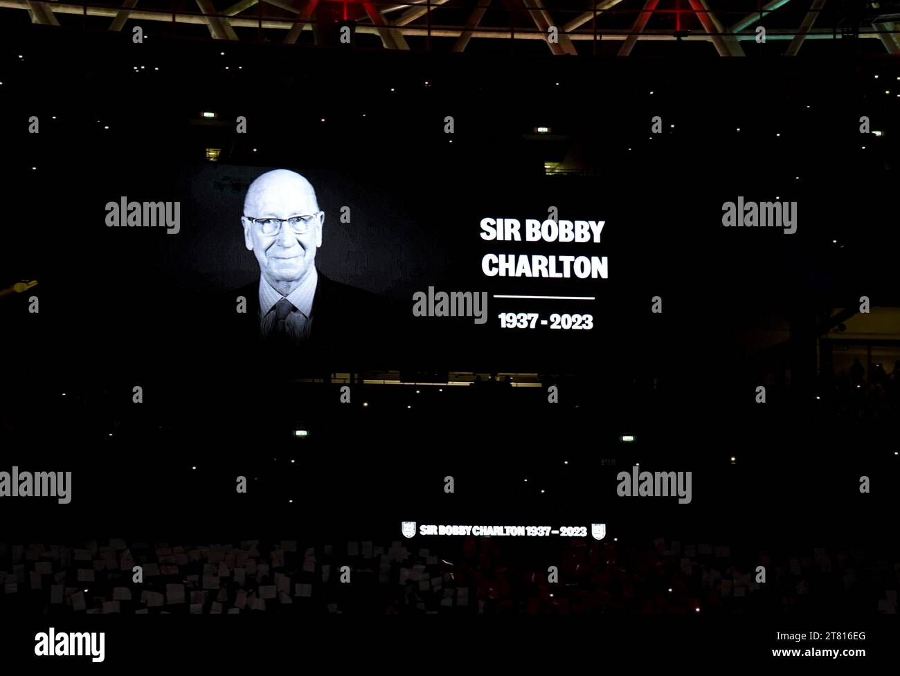 Eine Hommage an Sir Bobby Charlton wird vor dem Qualifikationsspiel der ...