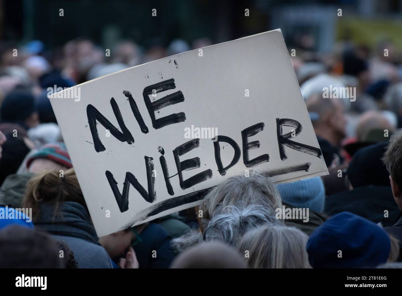 Demonstration gegen Judenhass in Frankfurt am Main nie WIEDER stehen auf einem Plakat. Unter dem ...