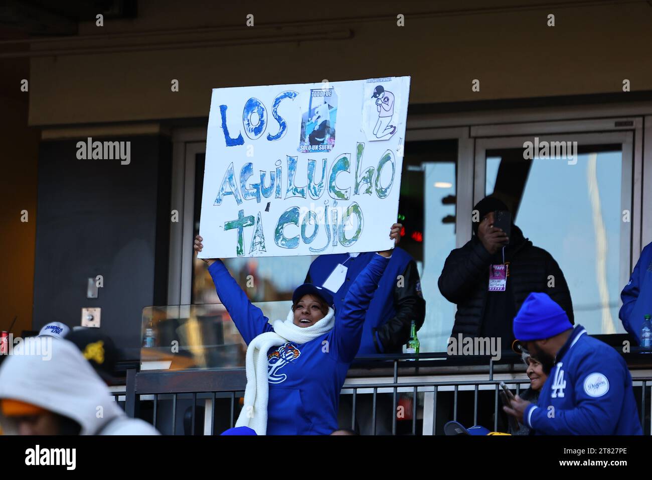 Fans genießen das Baseballspiel zwischen den Las Águilas Cibaeñas und ...