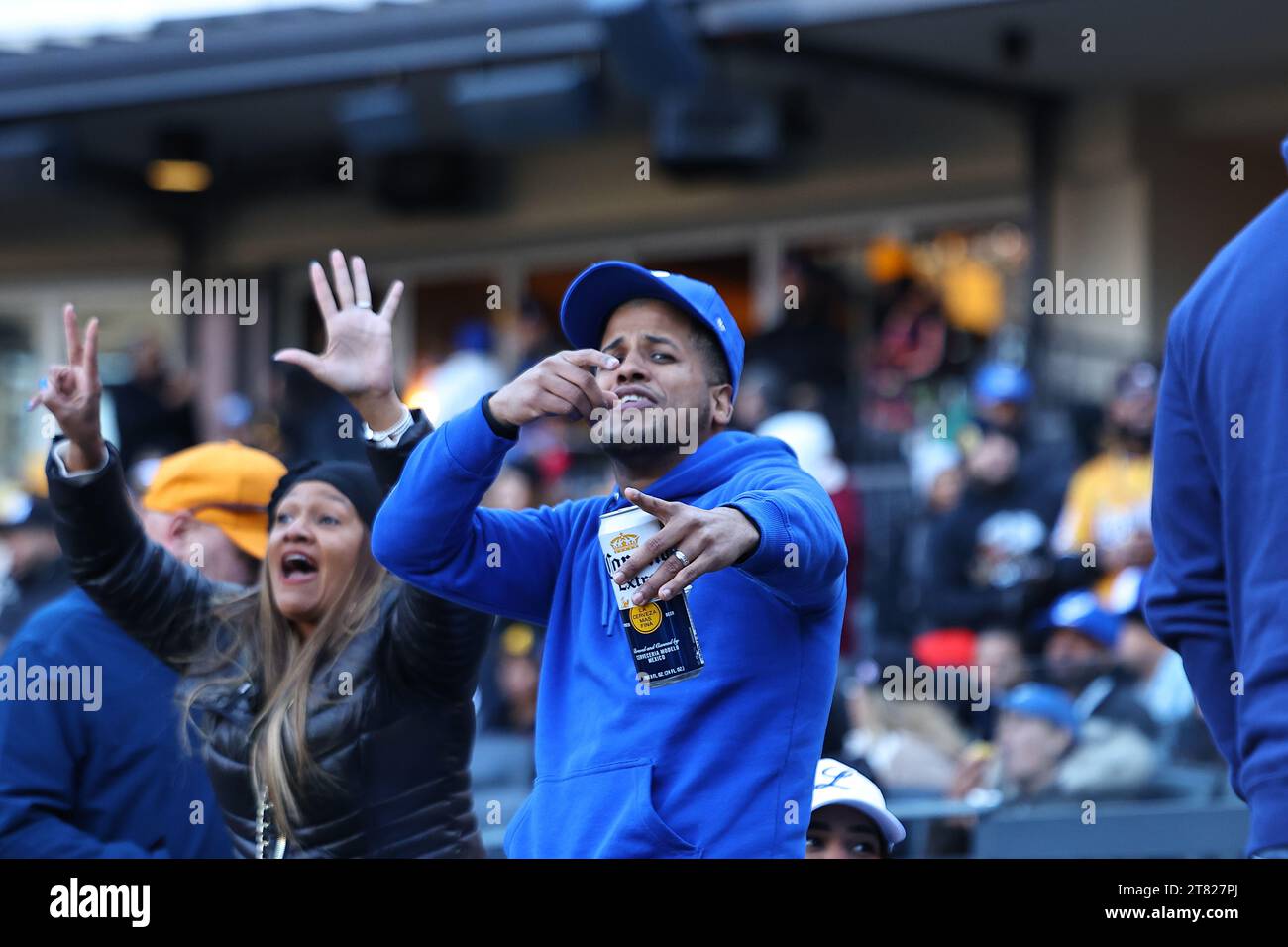 Fans genießen das Baseballspiel zwischen den Las Águilas Cibaeñas und ...