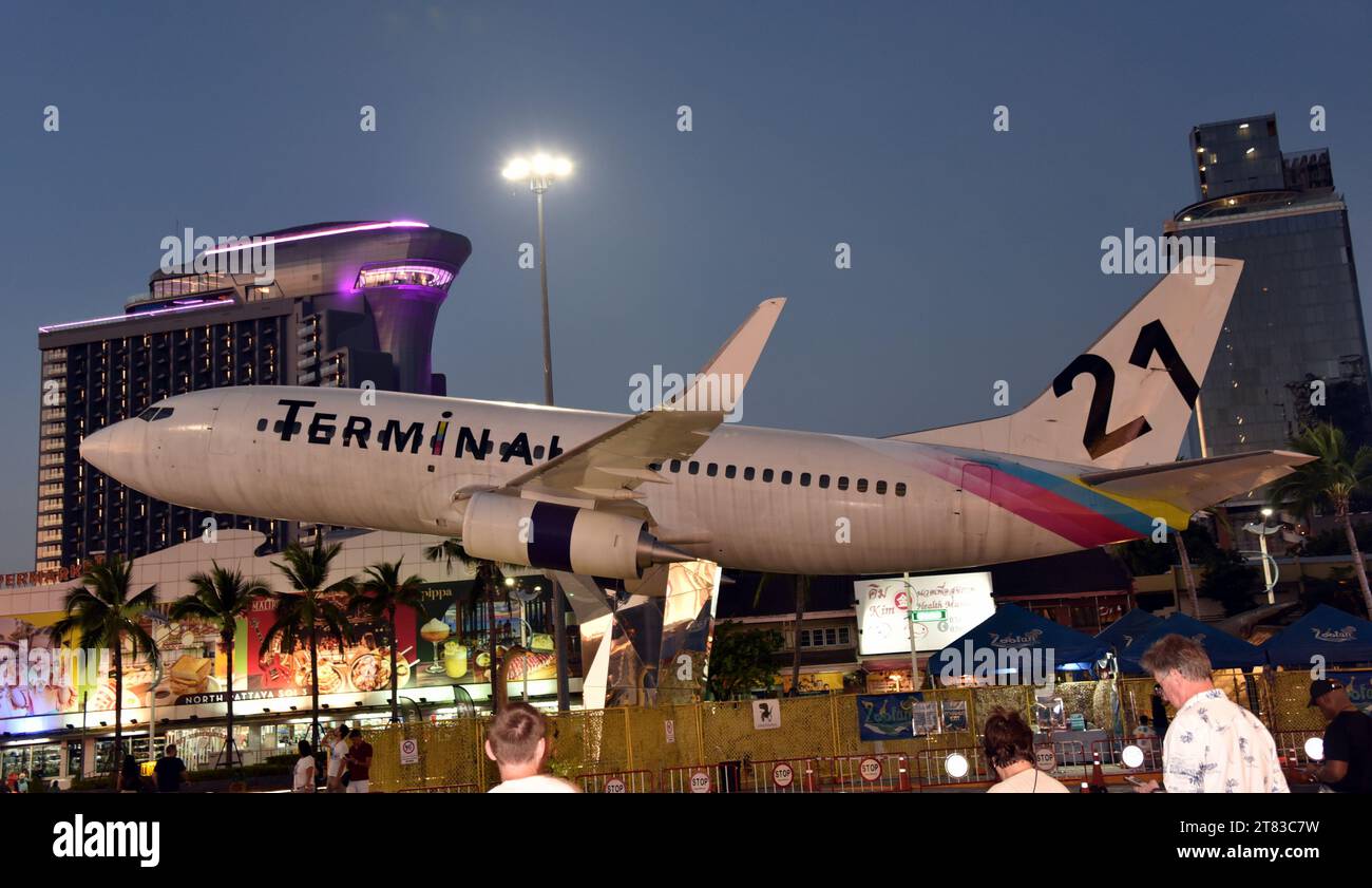 Shopper vor Terminal 21 Shopping Mall, Pattaya, Thailand, Südostasien ...