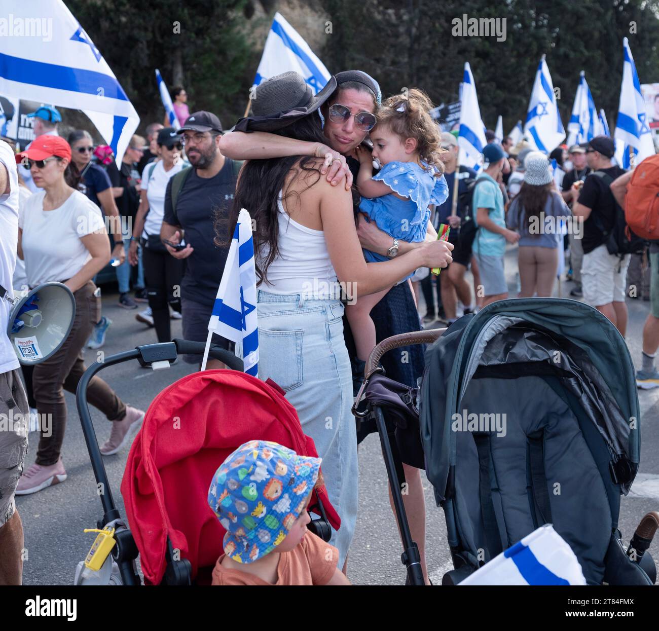 Motza, Israel. November 2023. Israelische Frauen umarmen sich ...