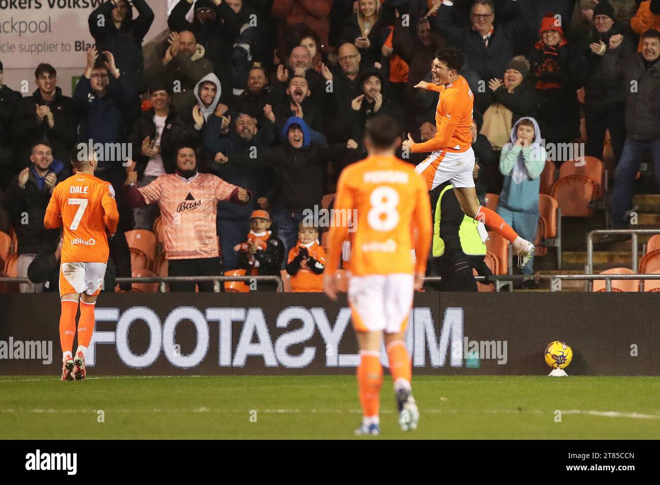 Kyle Joseph (rechts) von Blackpool feiert das dritte Tor ihrer ...