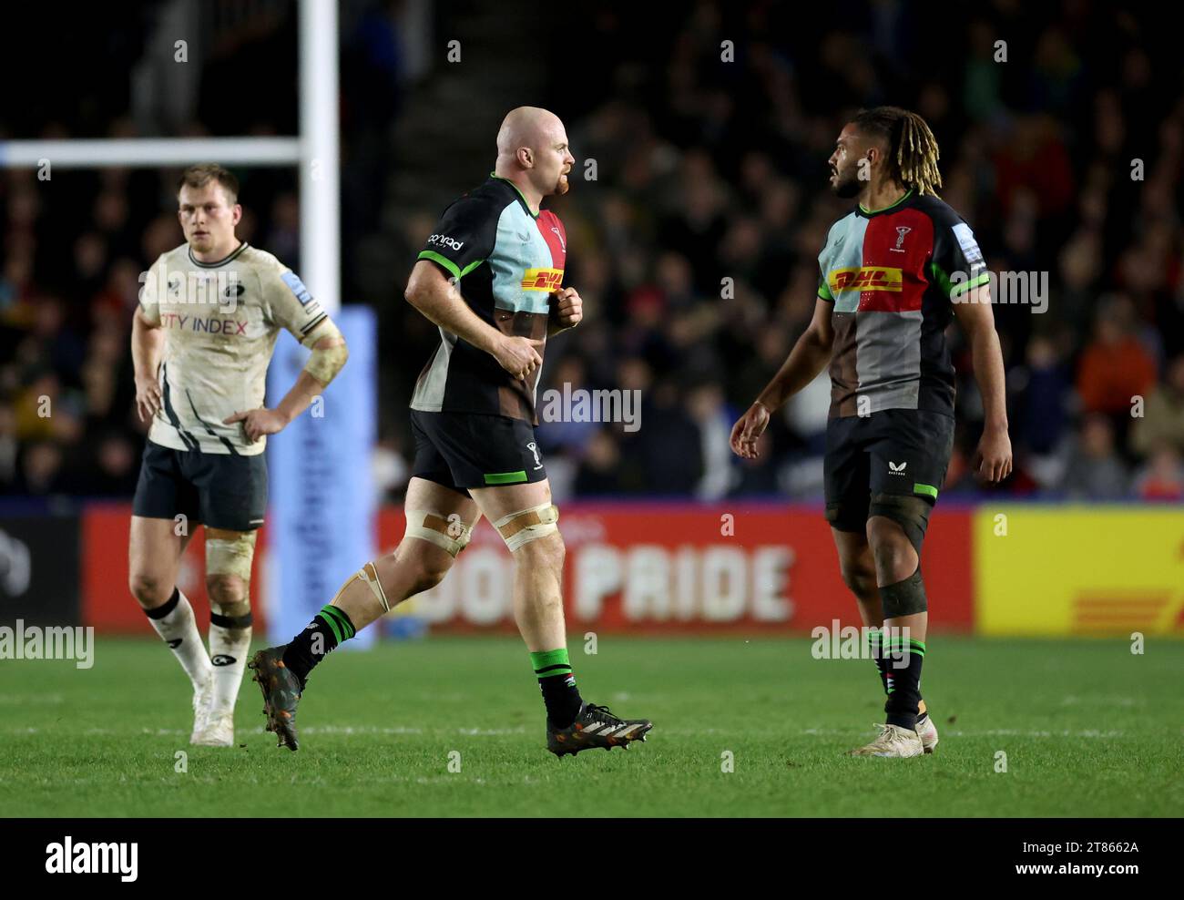 Harlequins’ James Chisholm (Mitte) verlässt das Feld, nachdem er ...