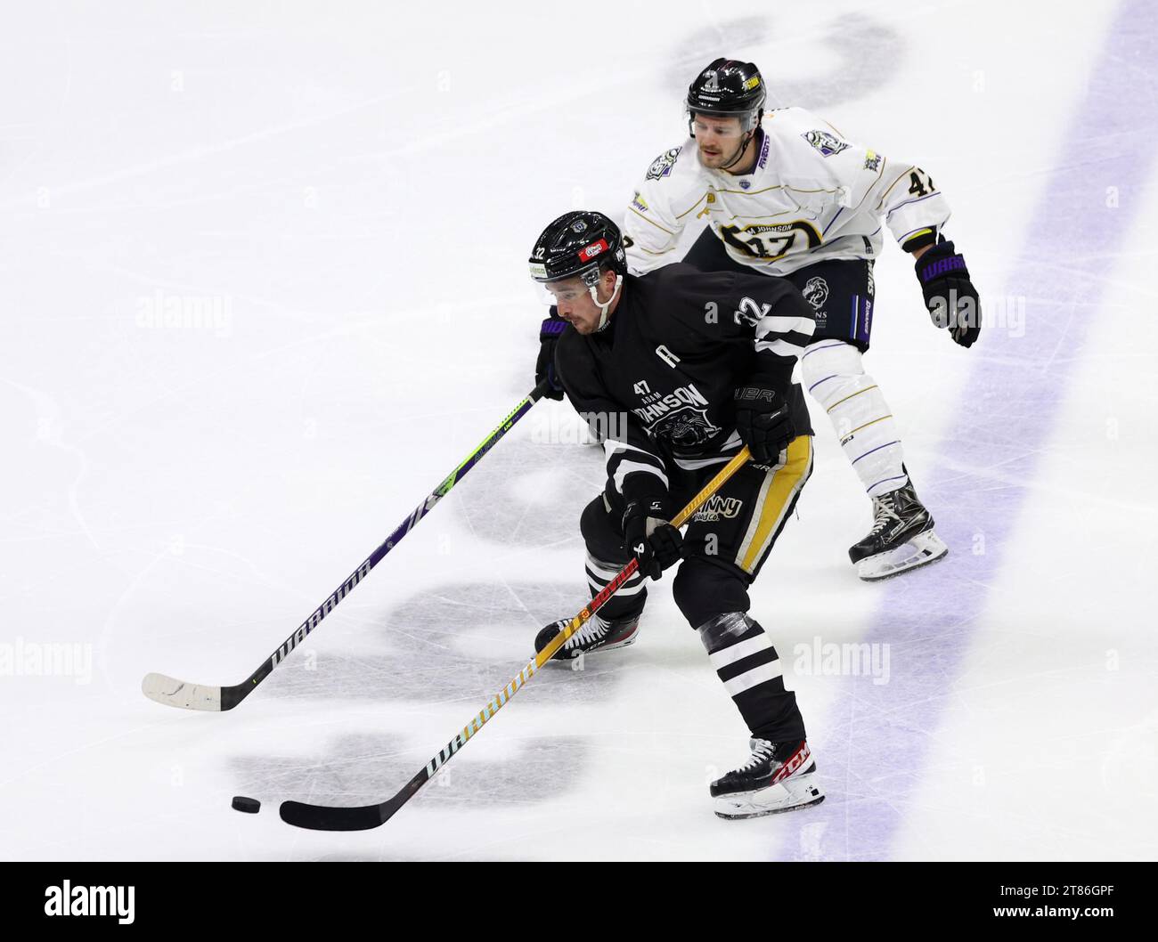 Nottingham Panthers’ Carl Neill (links) und Manchester Storms Johnny ...