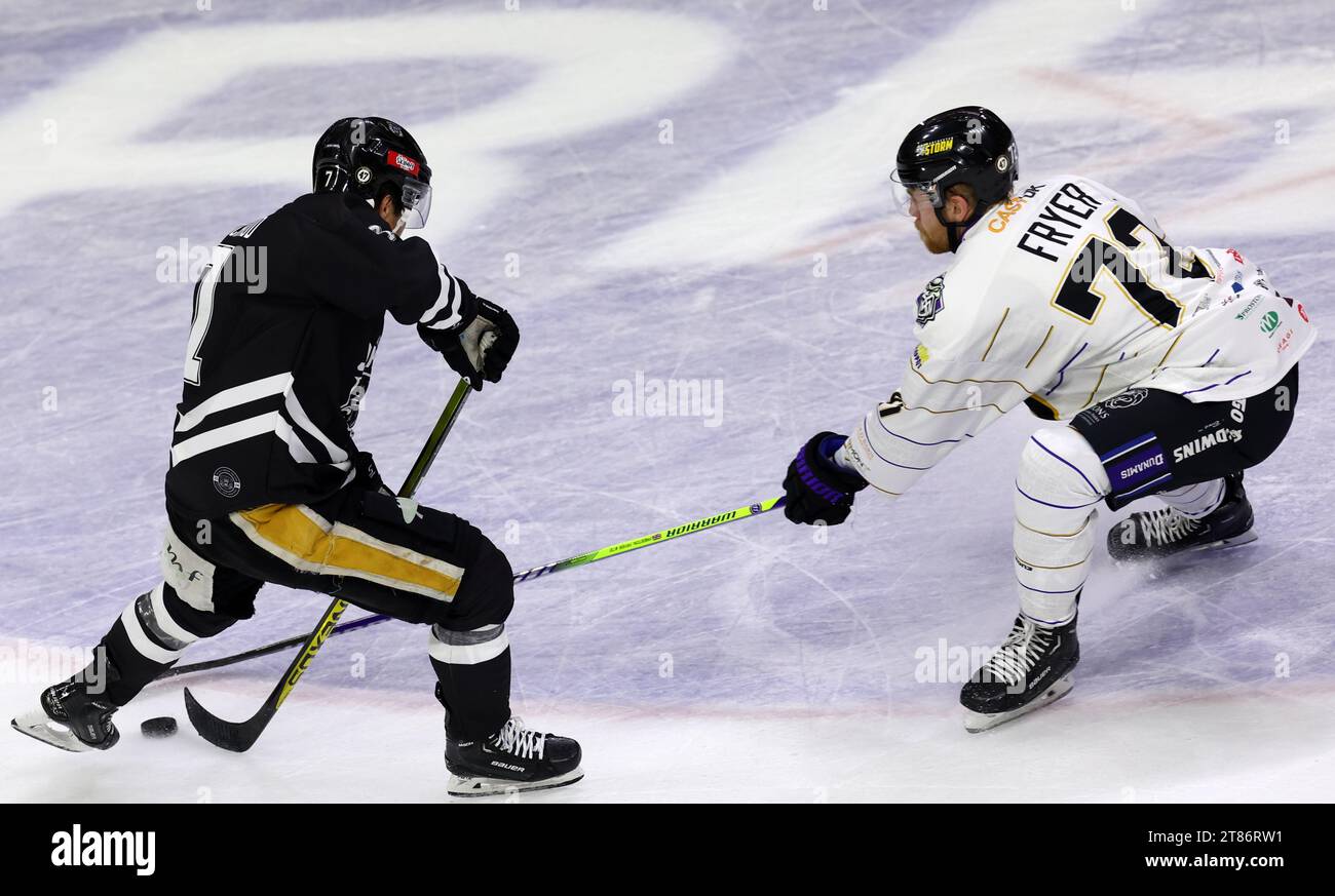 Nottingham Panthers’ Westin Michaud (links) und Manchester Storm’s ...